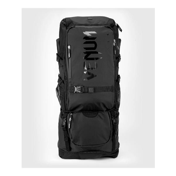 Venum Challenger Xtreme Evo バックパックは、あらゆる物を運べるように設計されています。快適性を高めるパッド入りのバックパネルと多用途のストラップがあるため、旅行に最適です。大きな品物（ヘルメット、グローブ、シンガ...