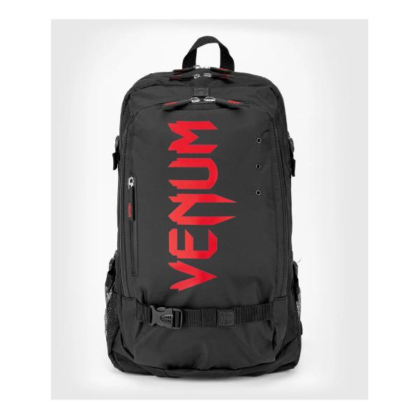 Venum Challenger Pro Evo バックパックには、所持品を保管できる、人間工学的に設計された3つのコンパートメントで構成されています。このバッグは、ジムに行くか、外出する時に使用するのに適しています。格闘技を学ぶ人がグロー...