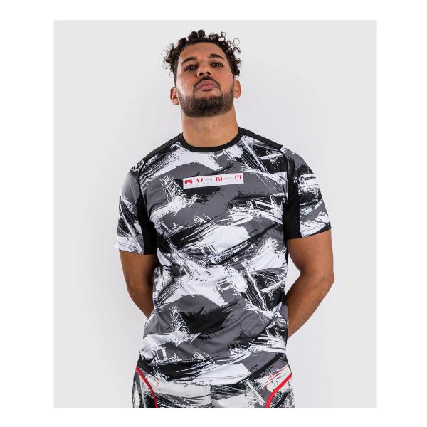 エレクトロン3.0は、Venumのベストセラー・アパレル・ラインの最新作です。Venumエレクトロン3.0メンズ・ドライテックTシャツは、激しいトレーニングに耐えるようデザインされています。この軽量Tシャツのドライテック素材は、涼しくドライ...