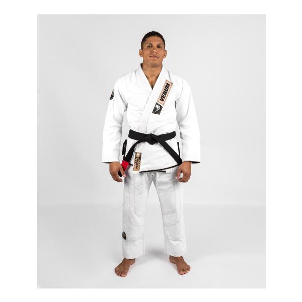 【発売日：2023年07月21日】エリート4.0ブラジリアン柔術着は、Venum BJJのまさに最高峰を象徴するものです。ジャケットはヘビーウェイトの450gsm Pearl Waveコットンを使用し、耐久性を高めるためにすべてのテンション...