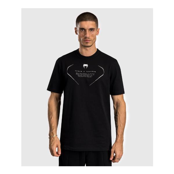 【発売日：2024年12月20日】「運命の出会い」：Venum x TEKKEN 8は、ミシマ一族の悲劇的な物語と、父と息子の壮絶な因縁の試合を描いた最新作、TEKKEN 8の発売を祝うために作られたパフォーマンスとライフスタイルのアパレル...