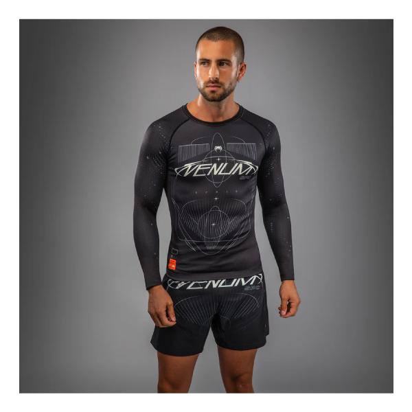 【発売日：2025年09月23日】Venum Eclipseは、技術とライフスタイルを融合したコレクション。Venum Eclipse ロングスリーブラッシュガードは、グラップリング、BJJ、MMAに最適。擦り傷や火傷、切り傷から肌を守りつ...