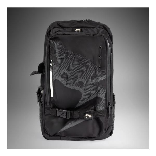 【発売日：2025年12月20日】Venum Shockwave バックパックは、ギアと持ち物をすっきり収納できるプレミアムスポーツバッグです。ジムからオフィス、そして自宅まで、すべてを整理整頓。メインコンパートメントに加え、使いやすいジッ...