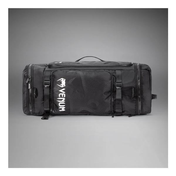 【発売日：2025年12月20日】Venum Shockwaveバックパックは、プレミアムな多機能スポーツバッグです。ジムからオフィス、自宅まで、すべてのギアと持ち物を整理して収納できます。大容量のメインコンパートメントに加え、実用的なジッ...