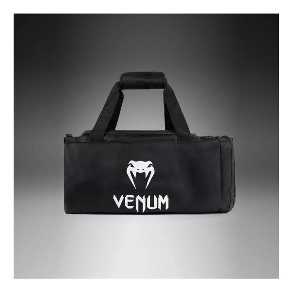 【発売日：2025年12月20日】Venum Essential Sports Bagは、ジムのギアや持ち物をすべて収納できるダッフルスタイルのスポーツバッグです。大型のメインコンパートメントに加え、便利なジッパー付きポケットを複数備えてい...