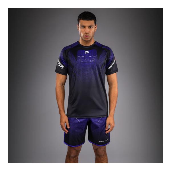 【発売日：2026年01月13日】「拳が運命に挑む」：VENUM x TEKKEN 8は、TEKKEN 8とコラボした本格的な格闘技ギア＆アパレルコレクションです。三島家の悲劇的な血筋と、父と息子の壮絶な因縁を描く最新章にインスパイアされて...