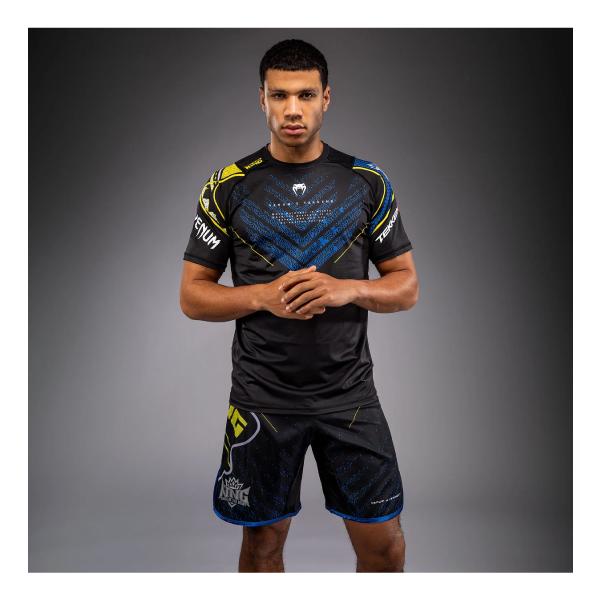 【発売日：2026年01月13日】「拳が運命に挑む」：VENUM x TEKKEN 8は、格闘技用品とアパレルのコレクションです。ミシマ一族の悲劇的な物語と、父と息子の因縁の戦いを描く最新作『TEKKEN 8』のリリースを記念して制作されま...