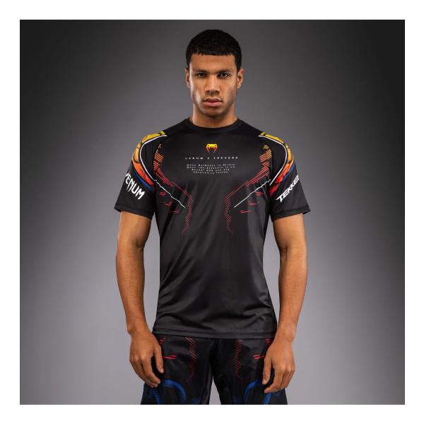 【発売日：2026年01月13日】「拳が運命に挑む」：VENUM x TEKKEN 8は、格闘技ギアとアパレルのコレクションです。悲劇の三島血統と父子の因縁を描く最新作『TEKKEN 8』の発売を記念して作られました。 この鮮烈なコレクショ...