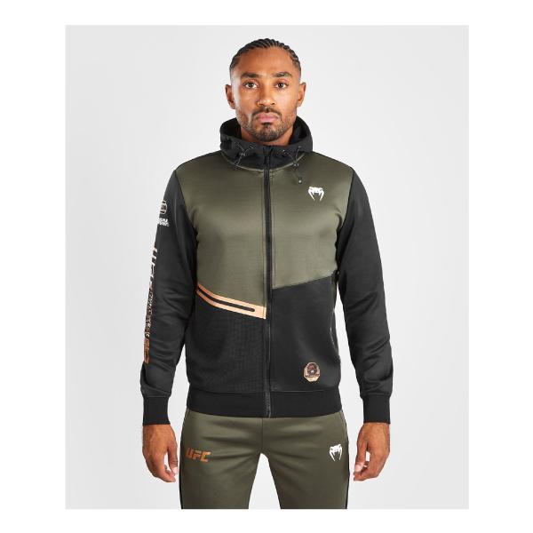 このフルジップ男性用パーカーは、VenumとUFCによる最新のハイオク・コレクションの一部です。UFC Adrenaline by Venumコレクションは、ファイト・ウィークからファイト・ナイトまで、UFCのアスリートたちと歩調を合わせる...