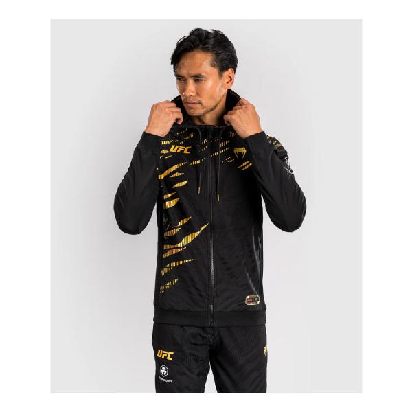 VenumによるUFCフュージョンは、洗練されたパフォーマンスファブリックと原始的なデザイン要素を融合させた、フルアパレルおよびアクセサリーのラインです。この本物のUFCファイトナイトコレクションの各アイテムは、競技するUFCアスリートのニ...