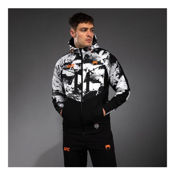 【発売日：2025年12月05日】UFC Zenith by Venumは、パフォーマンス革新の頂点を象徴します。次世代素材を採用し、機能性を最大化。アスリートの潜在能力を引き出し、オクタゴン内外で最高のパフォーマンスを実現します。メンズU...