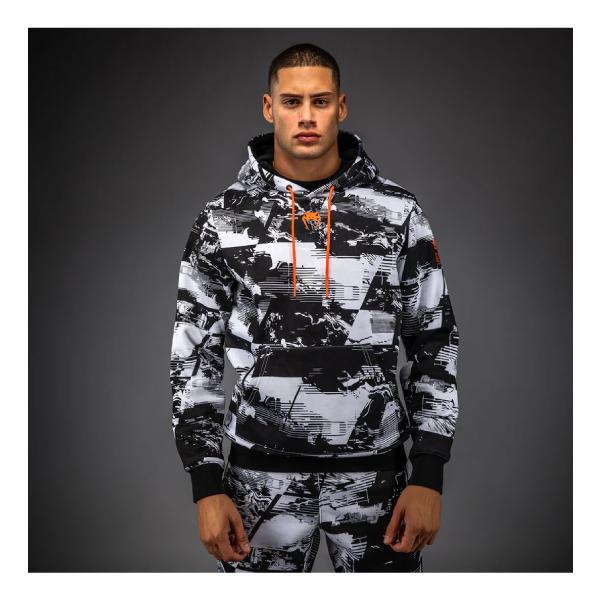 【発売日：2025年12月05日】UFC Zenith by Venumは、パフォーマンス革新の頂点を象徴します。次世代素材を採用し、機能性を最大化。アスリートの潜在能力を引き出し、オクタゴン内外で最高のパフォーマンスを実現します。メンズU...