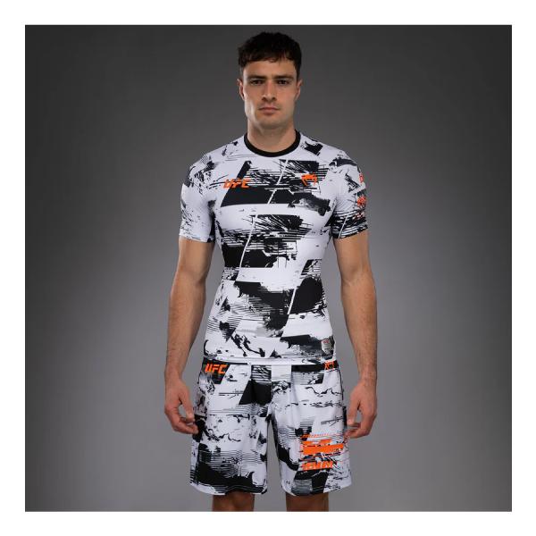 【発売日：2025年12月05日】UFC Zenith by Venumは、パフォーマンス革新の頂点を象徴します。次世代素材を用い、機能性を最大化。アスリートの潜在能力を引き出し、オクタゴン内外で最高のパフォーマンスを実現します。メンズUF...