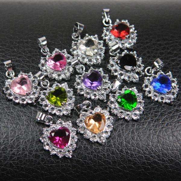 ★イヤホンジャック アクセサリー  スマートフォンなどのイヤホンジャックに差し込み、水やホコリからジャックを保護！【サイズ】●直径約3.5mmのジャックに対応 　本体(ストーン)：約9mm 　チャーム：全長約15mm 　プラグ部分：直径約3...