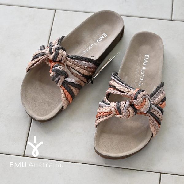 EMU Australia / Zebedeeエスニックコンフォートサンダルエスニックテイストな編み込みデザインが特徴のコンフォートサンダル。天然コルクと天然ラバーを配合した軽量で屈曲性の良いソールに足裏の形状にフィットする凹凸を付けた天板...