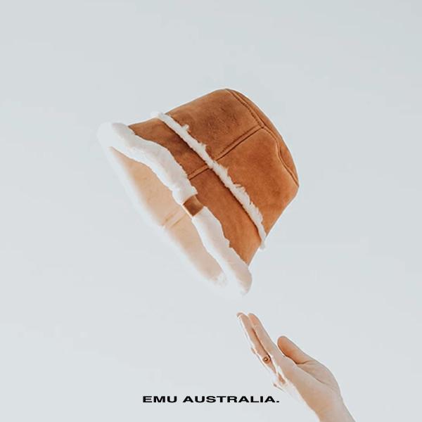 ▼EMU Australia / EMU Sheepskin Hatエミュ　シープスキンハット上質なシープスキンを使用したエミュのアクセサリーシリーズは冬に大活躍！新作のバケットハットは、やわらかいシープスキンを縫い合わせています。リバーシ...