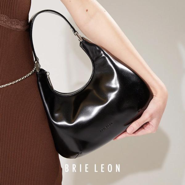 ▼BRIELEON / Antonia Bagワンハンドルバッグ  アントニアバッグ「芸術的な曲線を描く」構造的でありながら、しなやかな曲線が特徴的なブランドを代表するアントニア バッグ。ユニークなデザインがコーディネートのポイントに。「デ...