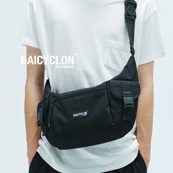 ▼BAICYCLON by bagjack / バイシクロンバイバッグジャックSHOULDER BAG - BCL-75・バナナ型のシルエットが体にフィットするショルダーバッグです。・前面にはポケットが3つ、裏面には1つあり収納力があります...