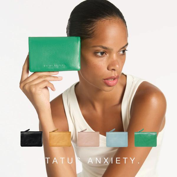 STATUS ANXIETY / IN NOW BETTER 財布STATUS ANXIETYは、オーストラリアを拠点に２００４年にスタート。バッグ、財布、アクセサリーで展開構成され、ユニークなデザインと独自性をもったコレクションを発表して...