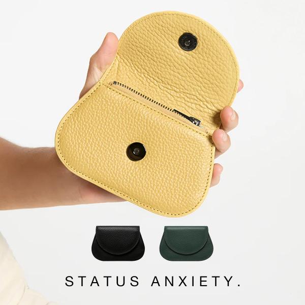 ▼STATUS ANXIETY / EYES WIDEコンパクトで曲線的な「アイズ ワイド」は、その豊かなフォルムに、カード、折りたたんだ紙幣、コインなどを問題なく収納できます。後ろのポケットにしまっておいたり、どんなサイズのバッグにも入れ...