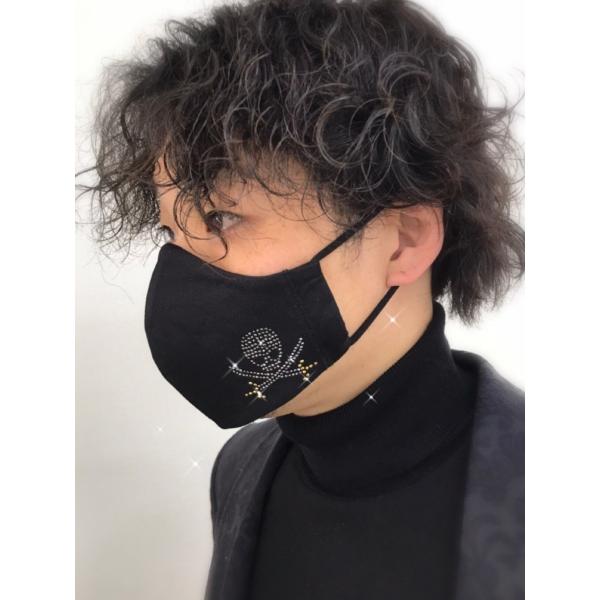 三層構造でウイルスカットに優れており、100回以上洗っても型崩れなし水洗いに強く耐久性に優れています。Ｌサイズ高品質プレミアムラインストーン、カラーはヘマタイト＆オーラムゴールドを使用し、剣ドクロ をモチーフに　日本製 パパ、彼氏へのプレゼ...