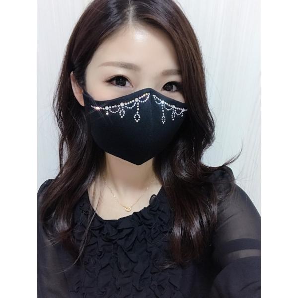 三層構造でウイルスカットに優れており、100回以上洗っても型崩れなし水洗いに強く耐久性に優れています。高機能　厚生省令第34号基準以下　花粉粒子補修効率96パーセントJIS対応 三層構造不織布使用高品質プレミアムラインストーンでシャンデリア...