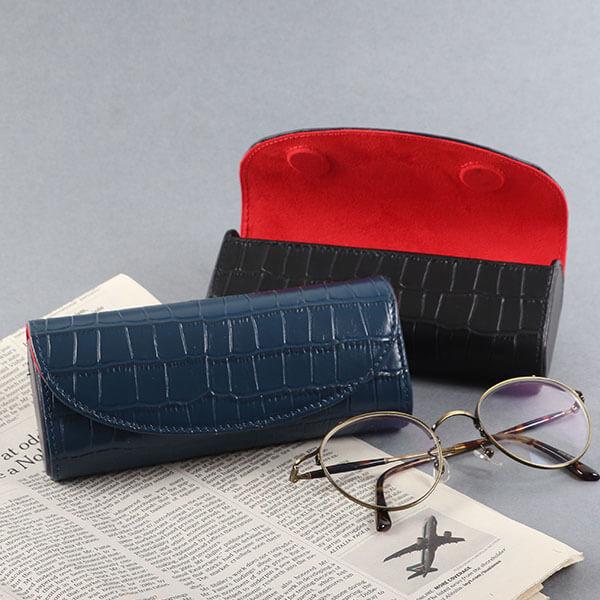 【サイズ】約 155 × 62 × 40 mm【重さ】-【素材】牛革クロコ型押し、付属革：牛革スムース、裏地：ポリエステル【生産国】中国【仕様】【パッケージ】化粧箱（上下箱、ブラウン紙） 【ギフト包装】無料