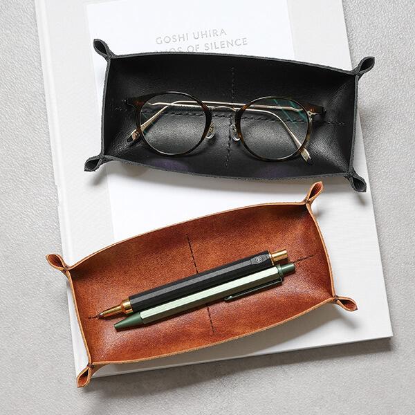 <サイズ>（約）W93×H192×深さ25mm、重さ:約25g<素材>牛革