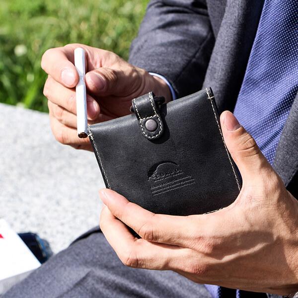 【サイズ】縦8.8×横9.5×まち1cm【重さ】約70g【素材】ソフトオイル牛革ワックス加工【生産国】日本【仕様】ポケット：インナー灰皿入れ×1(オリジナル携帯灰皿付き/市販の携帯灰皿が入ります)