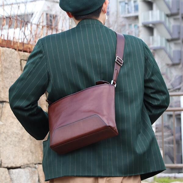 <サイズ>幅32（上）26.5（下）ｘ高さ22ｘマチ幅6.5cm<重さ>約480g<素材>本体：姫路産シュリンクオイルレザー、内装：ジャガード織りポリエステルブラック：本体生地は黒色で内装は紺色になります...