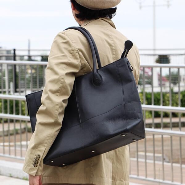 【サイズ】幅42cm×高さ31cm×マチ15cm【重さ】約880g【素材】牛革シボ型押し（ゼブー牛）×ツイルコットン【生産国】-【仕様】外側：あおりポケット×1内側：ファスナーポケット×1 差し込みポケット×2