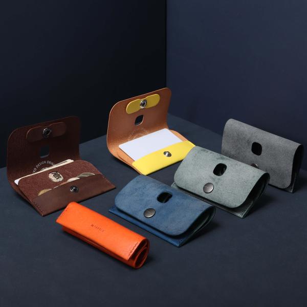 【サイズ】コインケース/ 10.5cm×3cm×2.5cm ミニ財布・カードケース/ 10.5cm×6.3cm×1.2cm コインは[999円]がゆったり入るサイズに設計されています。【重さ】-【素材】植物タンニン鞣し国産牛革使用【生産国】...