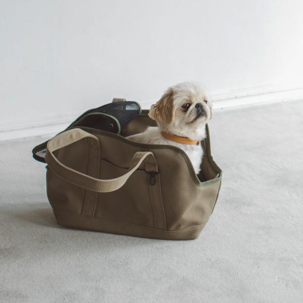 大人気のfree stitchオリジナルトートキャリー。ちょっとしたおでかけはもちろん、海や山へのお出かけにも便利なスクエアタイプのトートバッグです。フタ部分がメッシュなので公共機関の移動にも便利です。メッシュ蓋を使わないときは底敷の下にし...