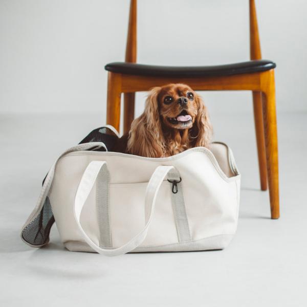 それぞれリネン糸100％とコットン100％の帆布を組合せて仕上げたナチュラルカラーのツートントート。丈夫に、そしてナチュラルに仕上がりました。両帆布とも染色加工をしていないので素朴な色合いをお楽しみいただけます。 長く使用することで犬にも人...