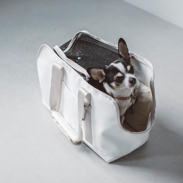 ちょっとしたおでかけはもちろん、海や山へのお出かけにも便利な高い耐候性・防炎性に優れた汚れに強いトートバッグです。フタ部分がメッシュなので公共機関の移動にも便利です。メッシュ蓋を使わないときは底敷の下にしまえてスッキリ、汚れたときはさっと水...