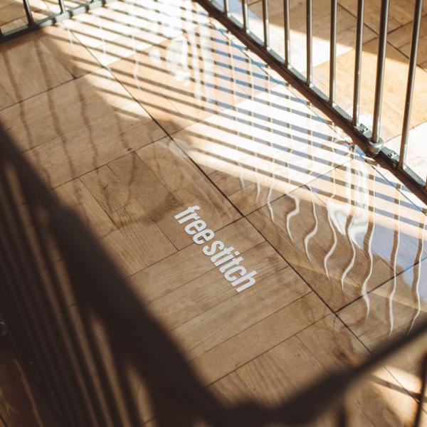 アイアンのドッグサークルにピッタリサイズのシートです。フリーステッチで取扱いをしているアイアンサークルのすべてのサイズに合うようにつくりました。サークルのシンプル＆スッキリしたなイメージを崩さずに、お手入れがしやすい素材をセレクト。いつでも...