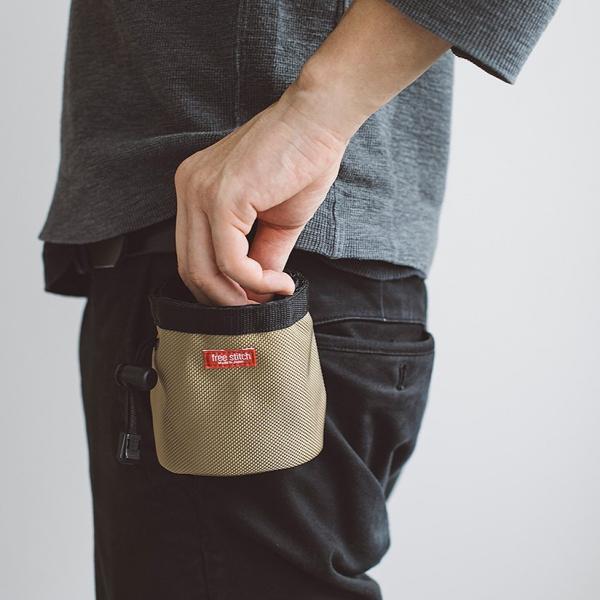 大人気の高強度の生地を使用しバルコディシリーズからオシャレなトリーツ入れが登場。お散歩やお出かけ、しつけの時にもとっても便利。控えめな光沢と高強度の生地を使用した素材を使用しているので雨や汚れに強く、非常に丈夫な素材です。中身が取り外せるタ...