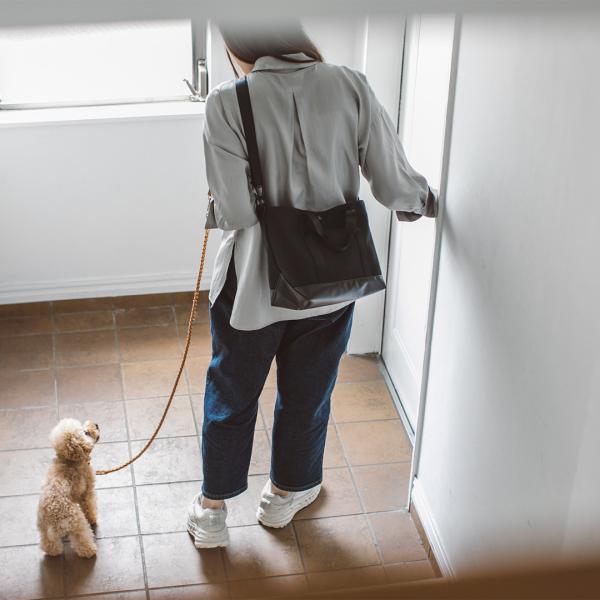 ナチュラルな風合いの4号帆布と、シャープな印象のターポリンが絶妙なバランスで融合したお散歩バッグ。軽量のショルダーベルトは調節可能で、毎日の散歩がもっと身軽に。愛犬との時間に寄り添う頼れる一品です。カラー ブラックサイズ   幅×高さ×奥行...