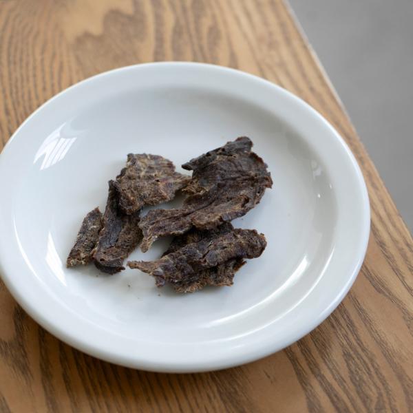 高タンパク・低脂肪な赤身馬肉を贅沢に使用し、健康的な身体づくりをサポート。特に筋肉の維持が気になるシニア犬や、ダイエット中の子にもぴったりな栄養バランスです。 人間用の食品基準を満たすヒューマングレードの馬肉を使用し、無着色・無香料・保存料...