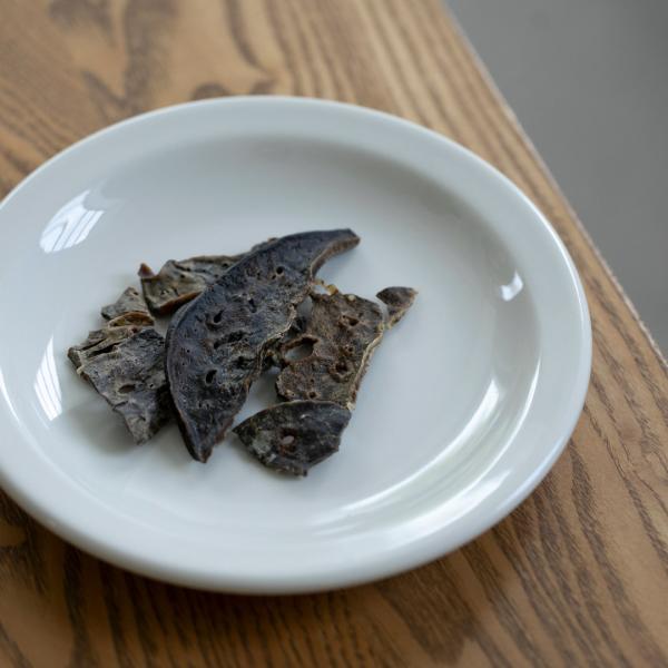 鉄分やビタミン類を豊富に含む馬レバーを、スライスしてジャーキーに。栄養補給はもちろん、食欲が落ちた時のサポートおやつとしてもおすすめです。ヒューマングレードの新鮮な馬肉を使用し、無着色・無香料・保存料不使用で安心。素材そのものの風味が活きた...
