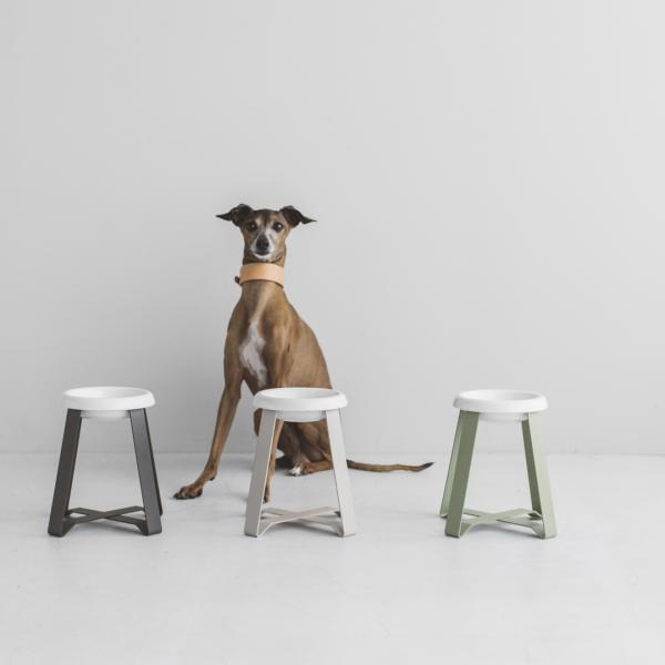 食事の姿勢も美しく。「お膳」をモチーフにしたボウルとスタンドです。ペットは体格によって食べる量も、食べ易い高さも様々です。それぞれに合った大きさのボウルと高さのスタンドを使うことで、体の負担が少なくなり、食べる姿勢も安定します。pecolo...