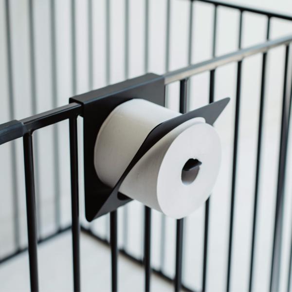トイレットペーパーに新たな提案を、置き場を選ばないホルダー。pecoloのトイレットペーパーホルダーは壁付け、引っかけが可能なので、ペットのトイレの近くに最適な方法で設置する事ができます。大量のペーパーを急いで使いたい緊急事態には、簡単に引...