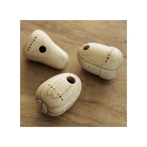 ウッドを使用しコロンとしたフォルムが可愛らしいたまごはん。乾燥フードを入れて、転がすとおやつが出ることを教えてあげてください。使用後は中にフードが残っていないかを確認して中の物を出した後は、手の届かないところで保管してください。底蓋はコイン...