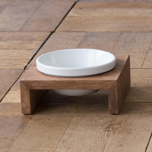 丸型陶器のメシダイが登場致しました！メシダイは、獣医師のアドバイスの基に開発したペットのための食事台です。ペットにあったサイズを選ぶ事で健康維持の基本である食事量のコントロールが容易になります。高さがあるため食事の際に無理にかがむ必要がなく...