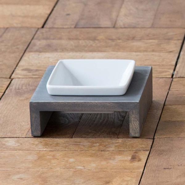 無垢のメシダイをご用意しました！メシダイは、獣医師のアドバイスの基に開発したペットのための食事台です。ペットにあったサイズを選ぶ事で健康維持の基本である食事量のコントロールが容易になります。高さがあるため食事の際に無理にかがむ必要がなく、足...