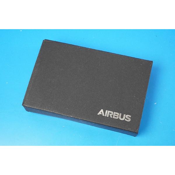 商品情報バゲッジタグ（金属製）タグ内側にネームタグが入っています（写真6枚目サンプル画像参照下さい）商品状態・サイズ(約):縦7.5cm×横4.5cm・未使用品/未展示品です（ただし撮影のため開封しております）・外箱にスレ/小キズ/角打ち/...