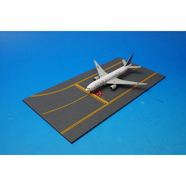 商品情報ジオラマモデル（アクリル板）サイズ：約24cm×11.5cm/厚み：約2mm※（参考）撮影に使用している飛行機模型は下記のとおりです [NH50022] 全日空商事商品状態・中古品ですが、本体に目立つ大きなダメージは見受けられません...