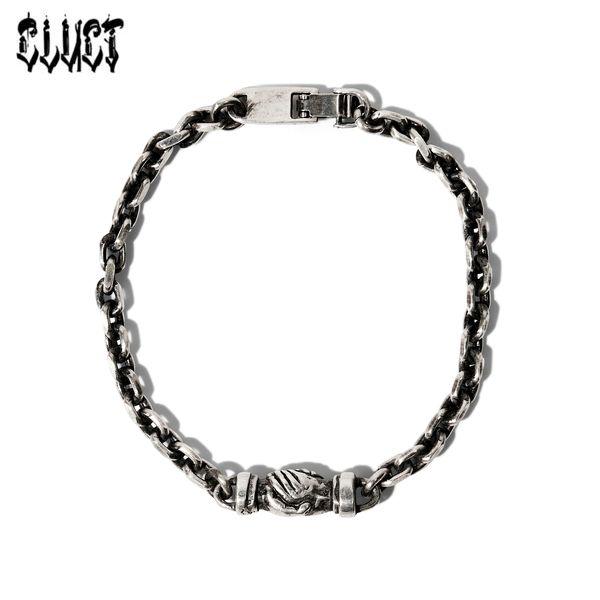 CLUCT / HANDSHAKE [BRACELET] 05302程よい重厚感のあるチェーンに、印象的なハンドシェイクモチーフを配したブレスレット。立体感のあるディテールが、手元に自然な存在感を与えます。 単体ではもちろん、時計や他のアク...