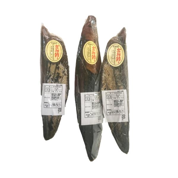 枕崎港に水揚げされたかつおの新さつま節です。雌節（腹側）は、雄節（背節）に比べやや脂肪が多いのでこくがあり、雄節（背側）は、雌節（腹節）に比べ脂肪が少ないのであっさりしています。基本的には雄節（大）が１本と雌節（小）が２本の計３本になります。