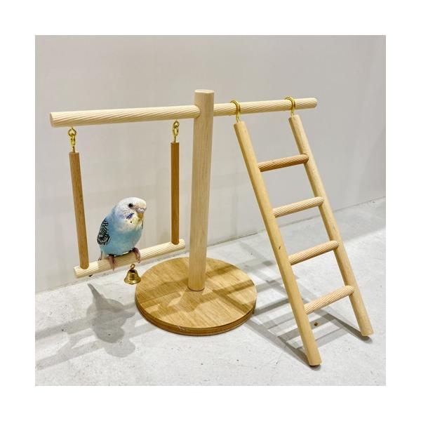 小鳥の楽しい遊び場シリーズ。お部屋で自由に遊ばせたい方に！ 簡単組立！小鳥用アスレチックです。丸いベースに支柱を差し込み、止まり木を通してブランコと階段を取付けると完成です。（固定する際は市販の木工用接着剤をご使用下さい。）